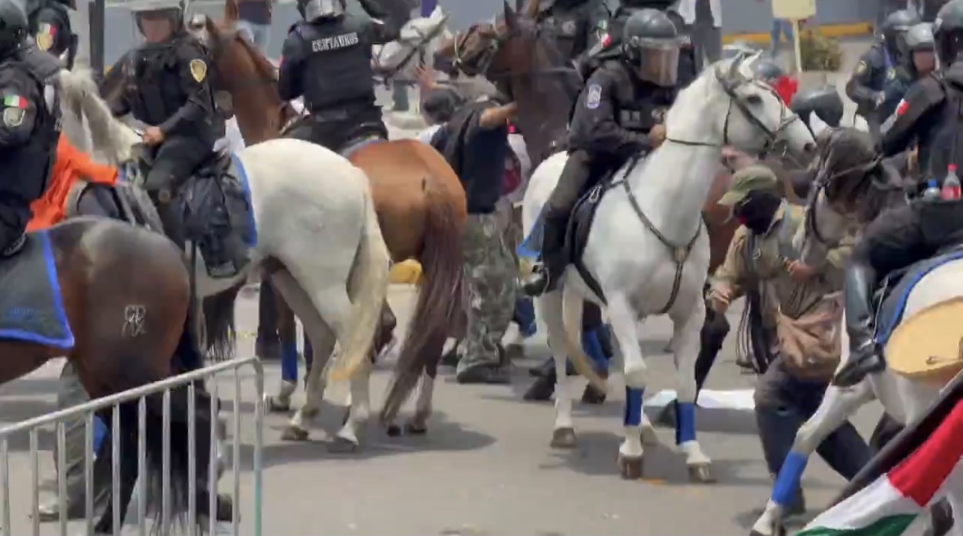 Policía de la CDMX se enfrenta al Bloque Negro en el Estadio Ciudad de ...